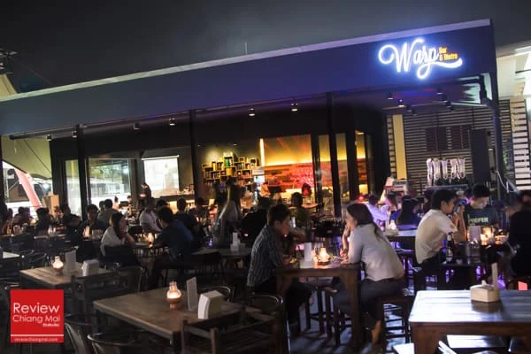 บรรยากาศบนดาดฟ้าคลอเคล้าเสียงเพลง ณ Warp Bar & Bistro