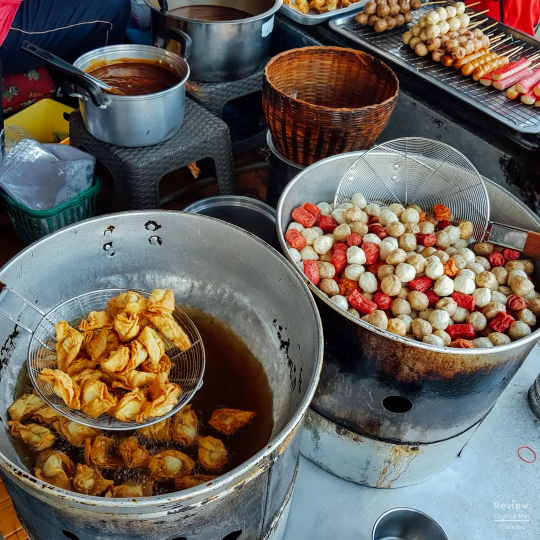 ลูกชิ้นทอด กินในกระป๋อง ร้อนๆ หอมๆ น้ำจิ้มไม่อั้น ร้านลูกชิ้นกระป๋อง ...